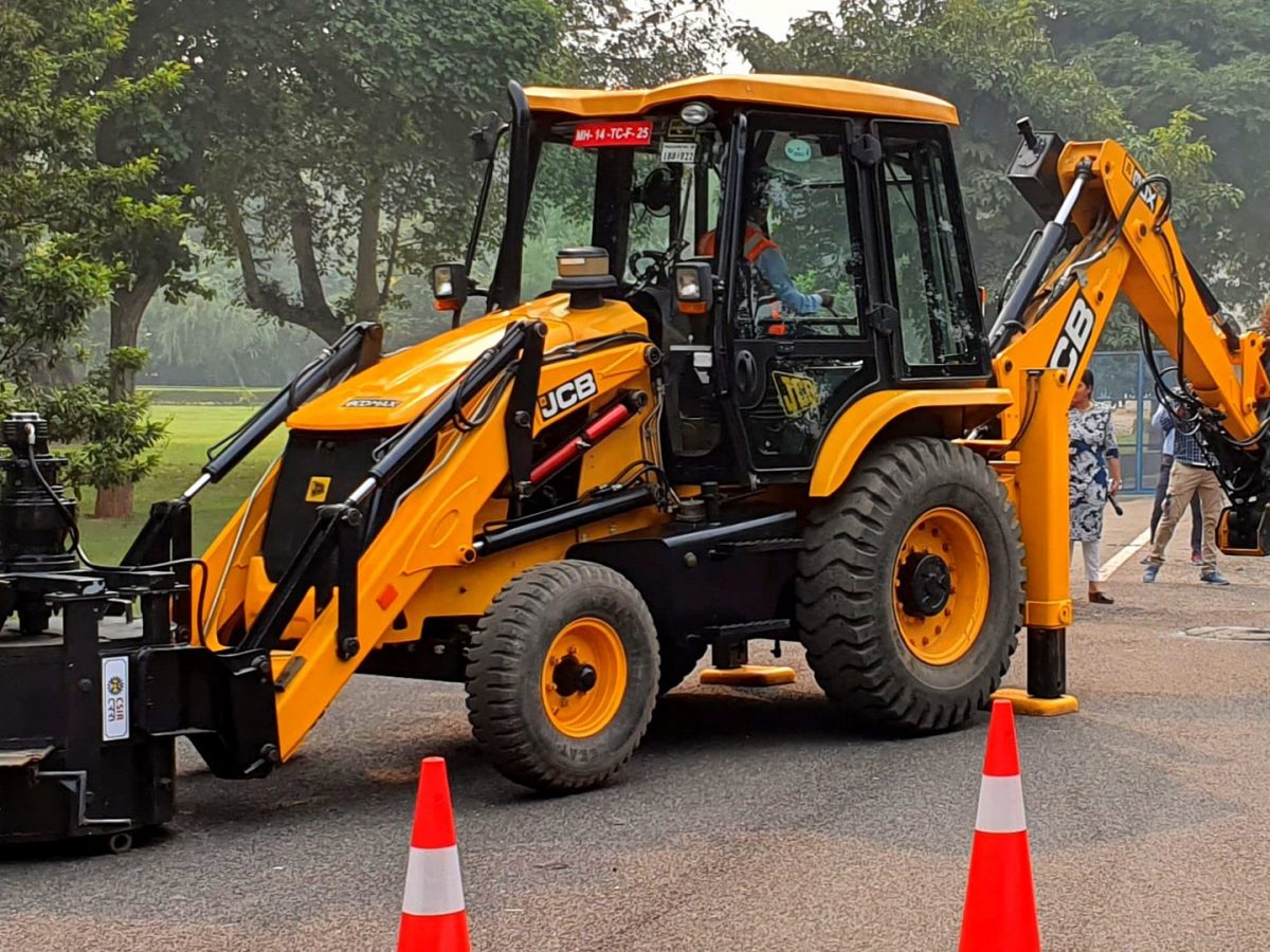 JCB India and CSIR-CRRI jointly develop a Pothole Repair Machine ...