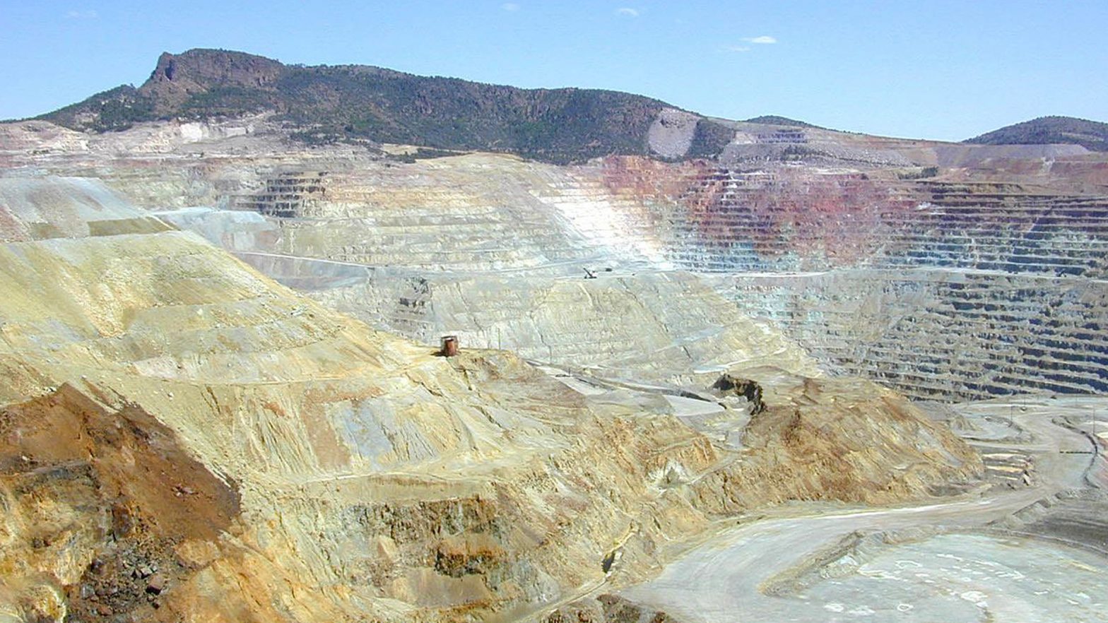 Hindalco Industries inks MoU with HCL for copper concentrate ...