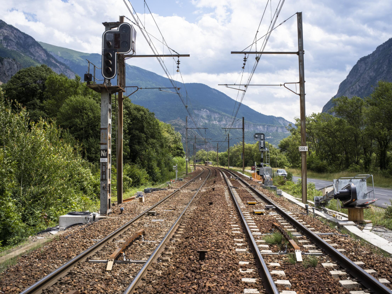 DMRC to use first indigenously developed ‘Universal Train Driving ...