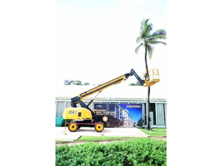 JCB India debuts its high-tech tracked excavators in Pune ...
